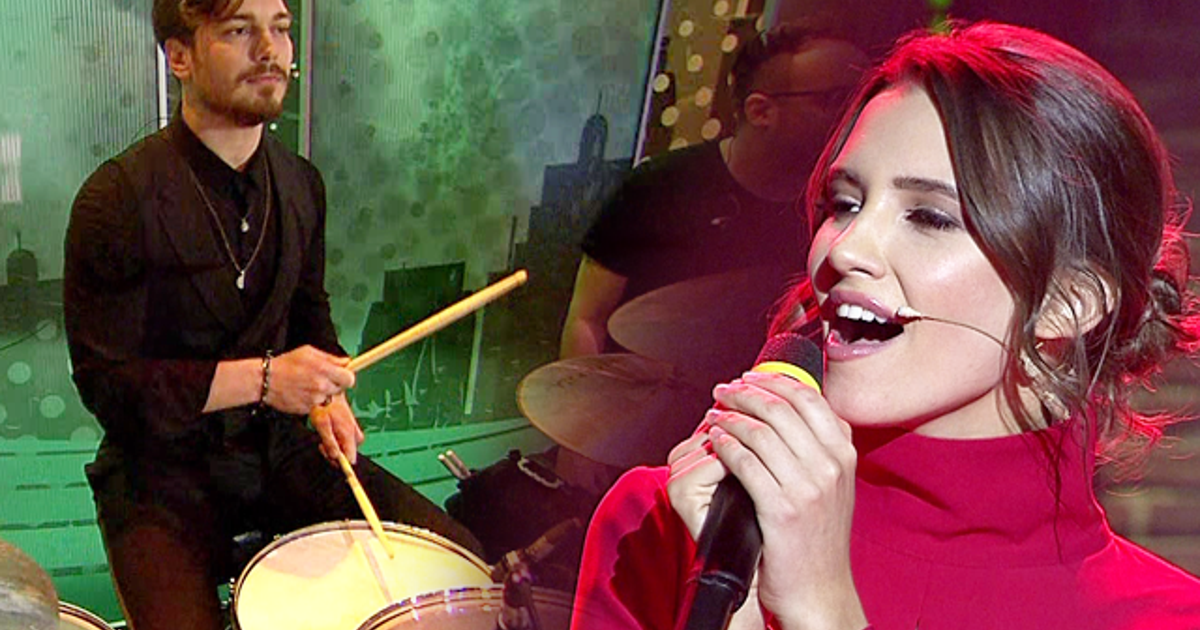 Çağatay Ulusoy çaldı, Leyla Lydia Tuğutlu söyledi! - Beyaz Show - Özel ...