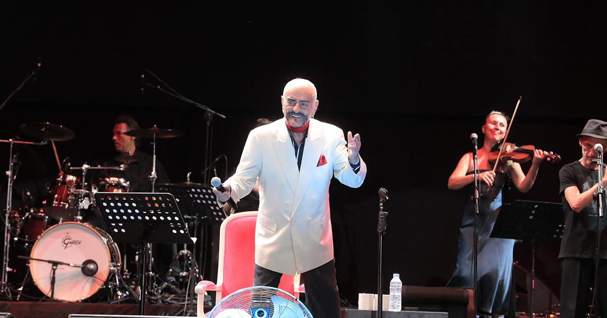 ALPAY 55. SANAT YILINDA SEVENLERİ VE SANATÇI DOSTLARIYLA SAHNEDE ...